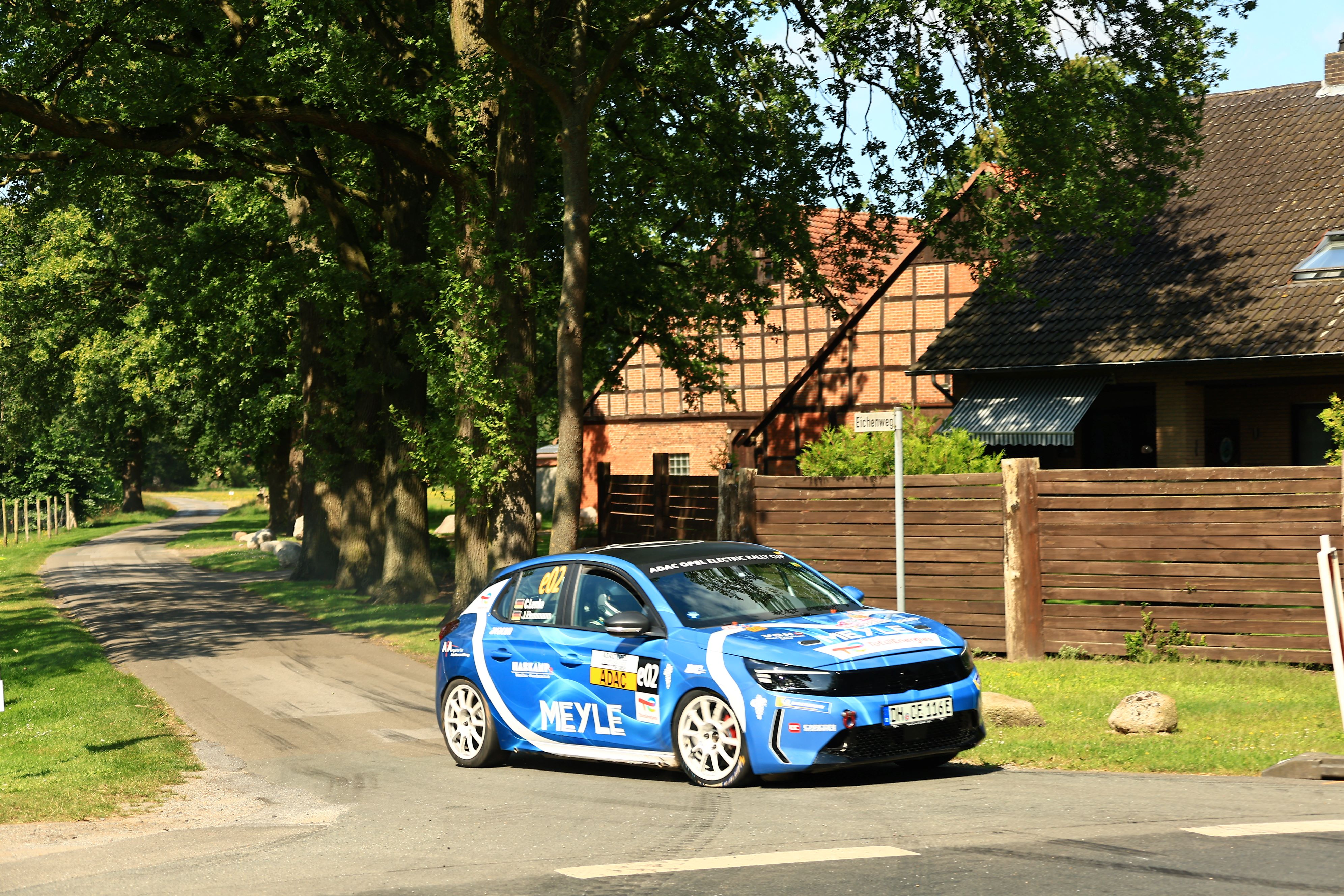 Der Berg ruft: Opel Corsa Rally Electric starten am Fuße des Mont Blanc ...