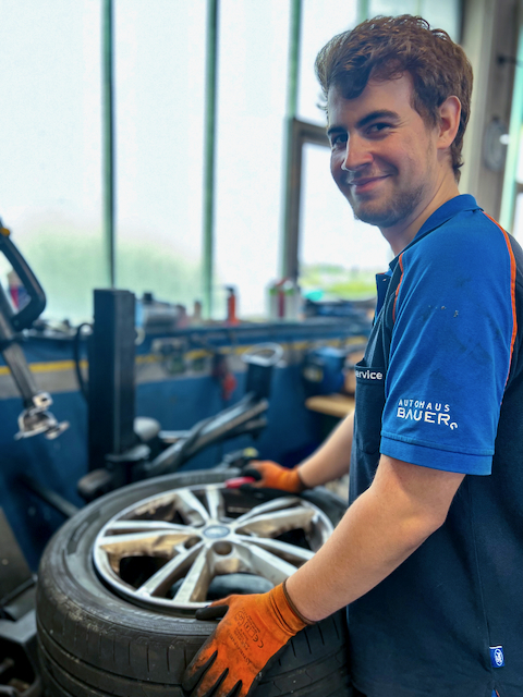 Adrian Hauser ist Lehrling des Monats April, Handwerkskammer Reutlingen ...