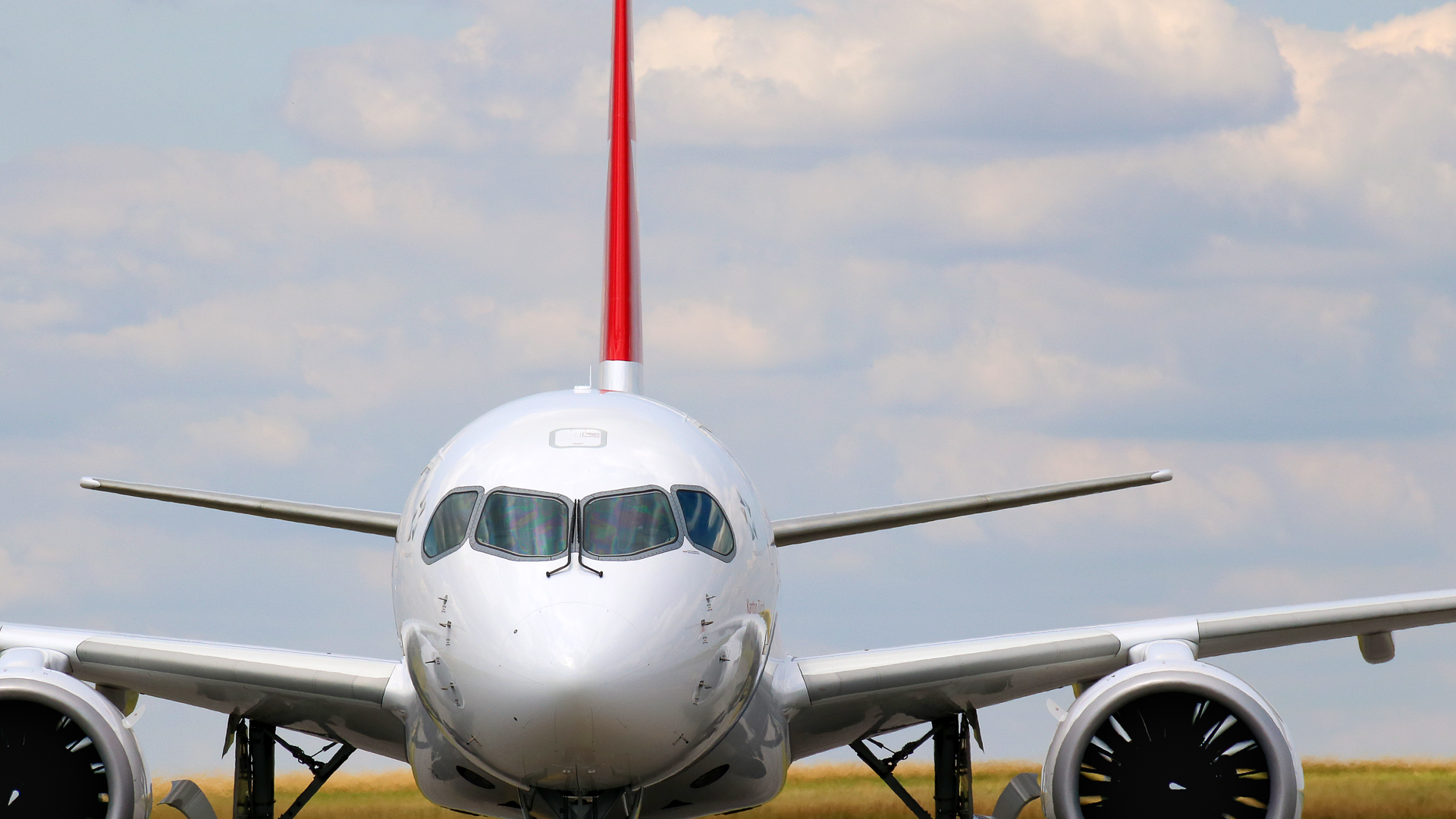 PilotsEYE.tv - LONDON CITY | CS100/Airbus A220 SWISS "WATER LAND ...