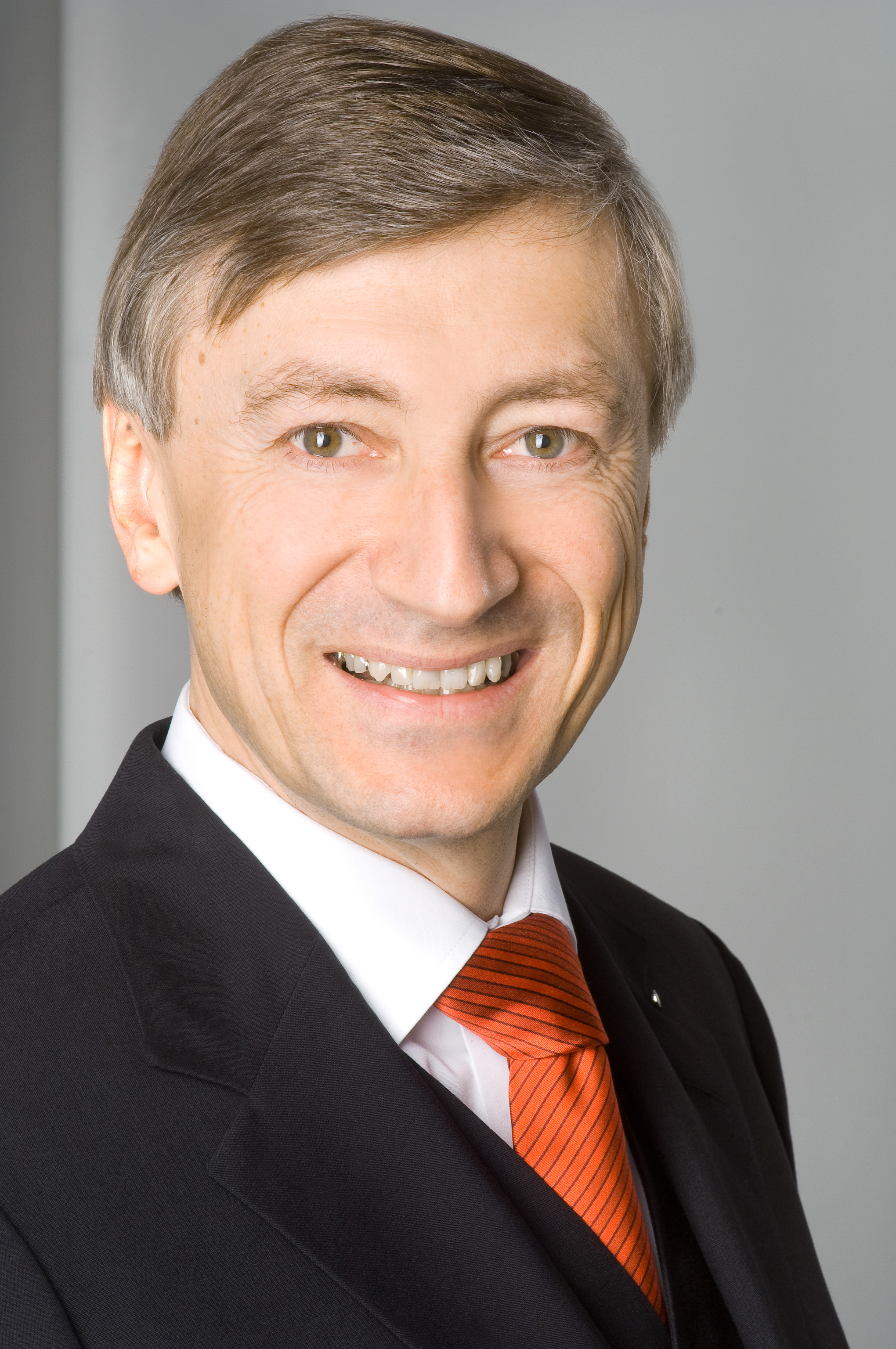 Prof. Dr. Peter Schaff ist neuer Präsident von IIOC, TÜV SÜD AG, Story ...