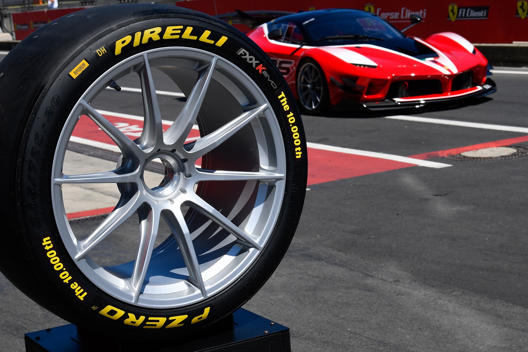 Pirelli lieferte den 10.000 P Zero Reife für das Ferrari XX-Programm ...