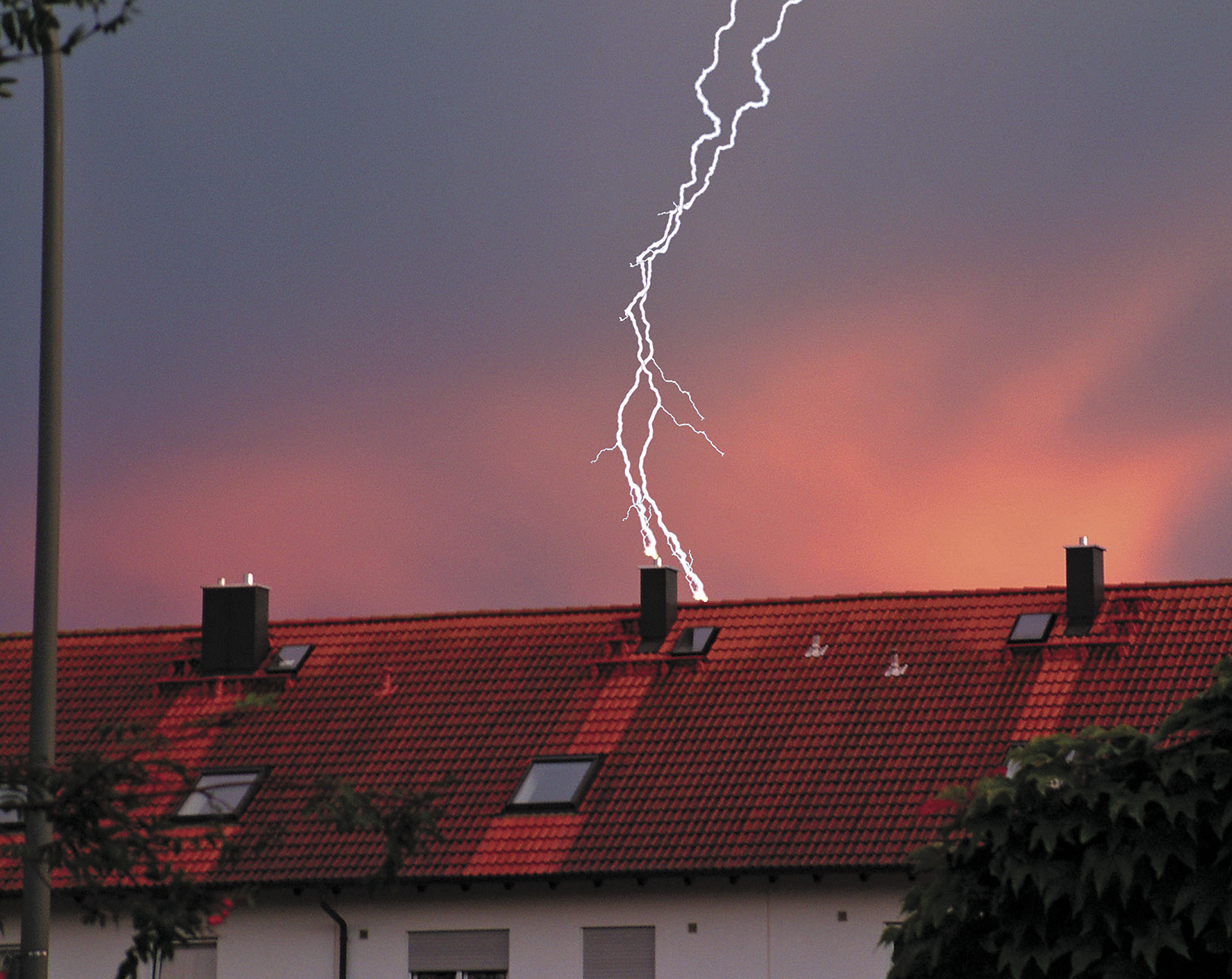 Vom Blitz getroffen?, Dachdeckerhandwerk Schleswig-Holstein, Story - lifePR