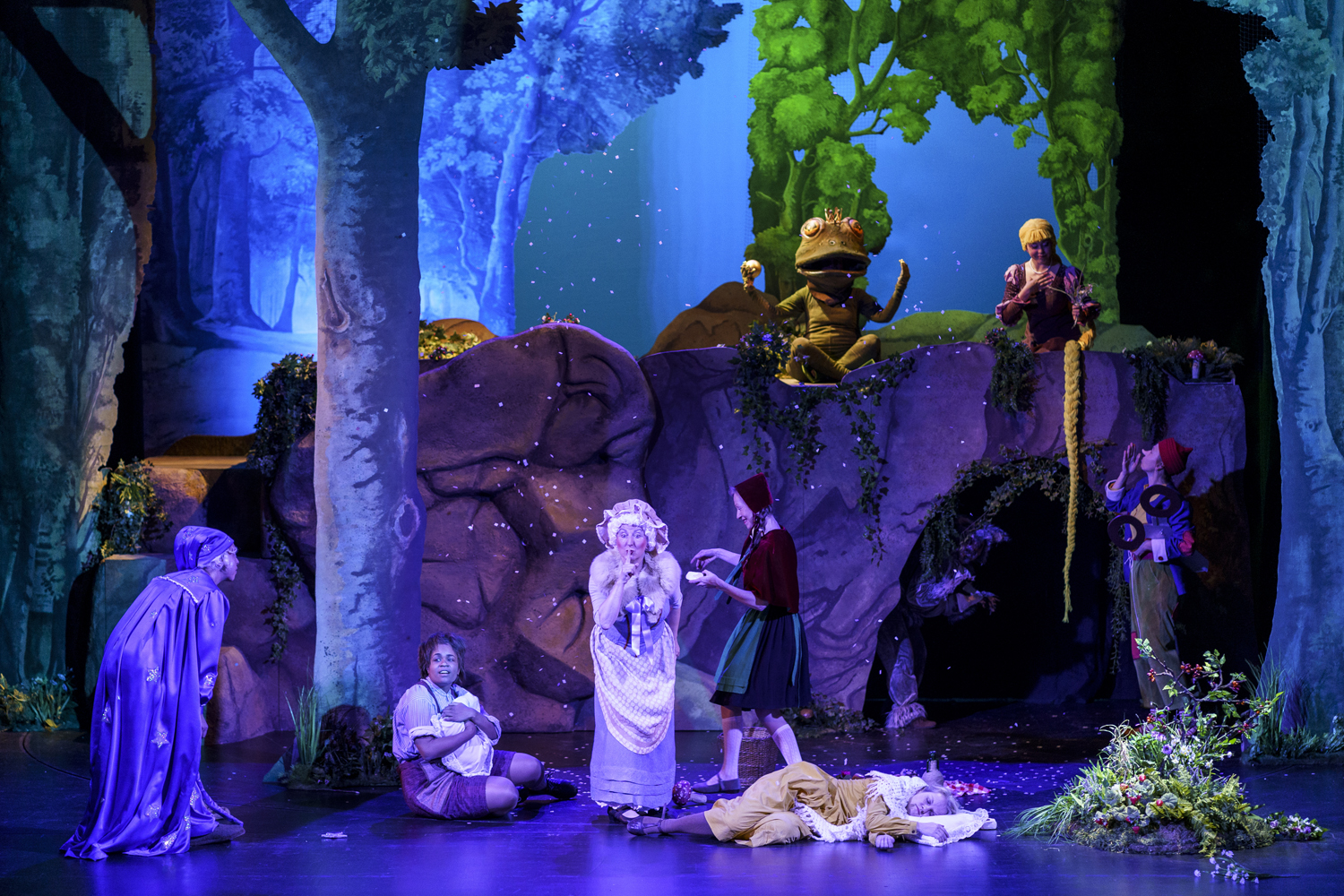 Das Eduard-von-Winterstein-Theater nimmt zur Vorweihnachtszeit die ...