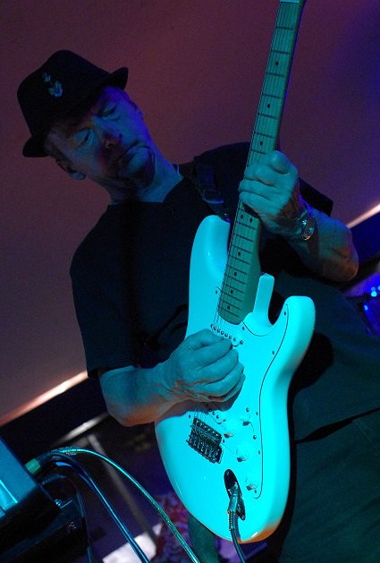 Musikalische Schwergewichte der Bluesszene: Alan Sansome mit Band und ...