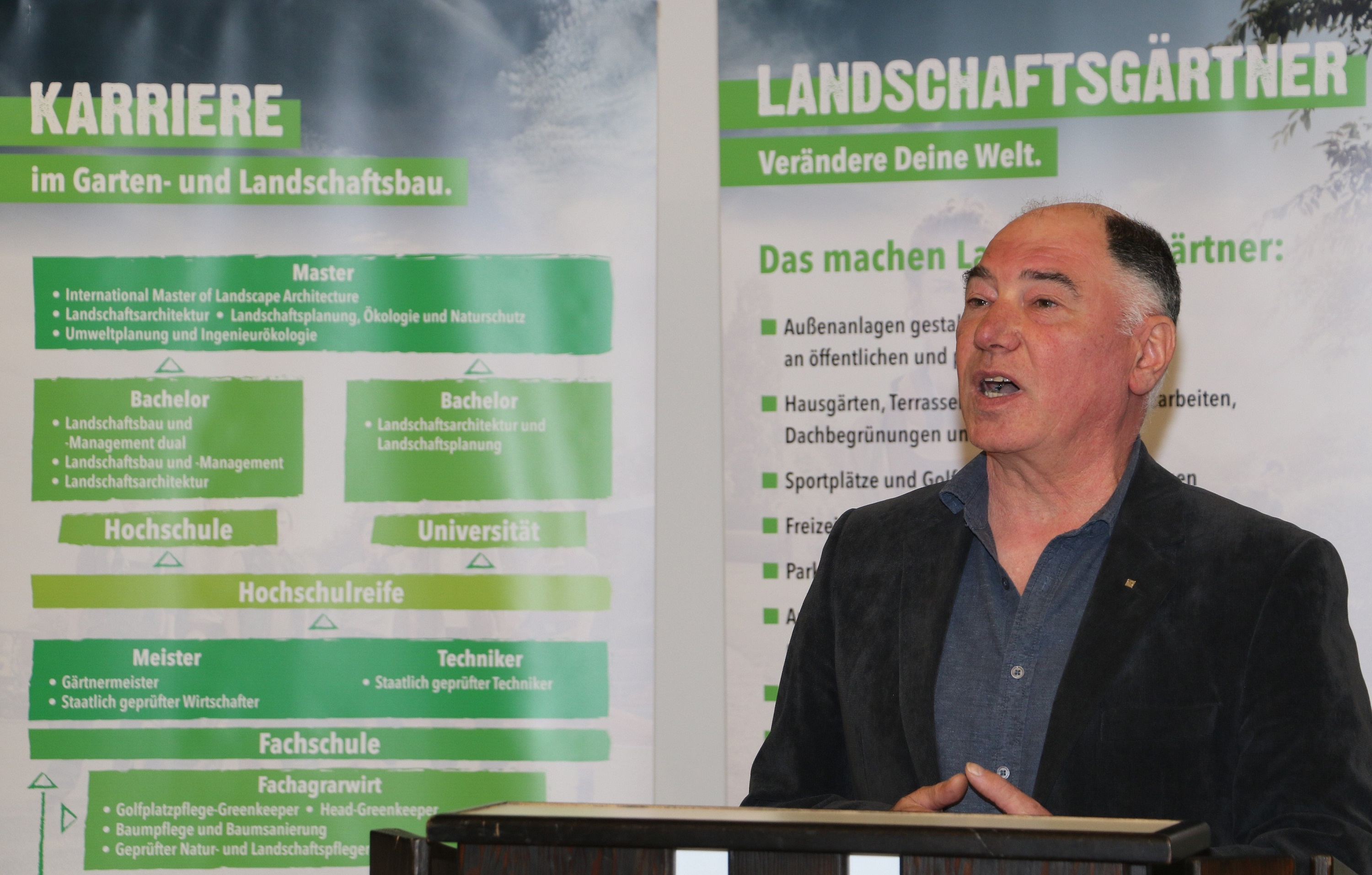 Rainer Neuhauser spricht Landschaftsgärtner-Auszubildende von Rechten ...