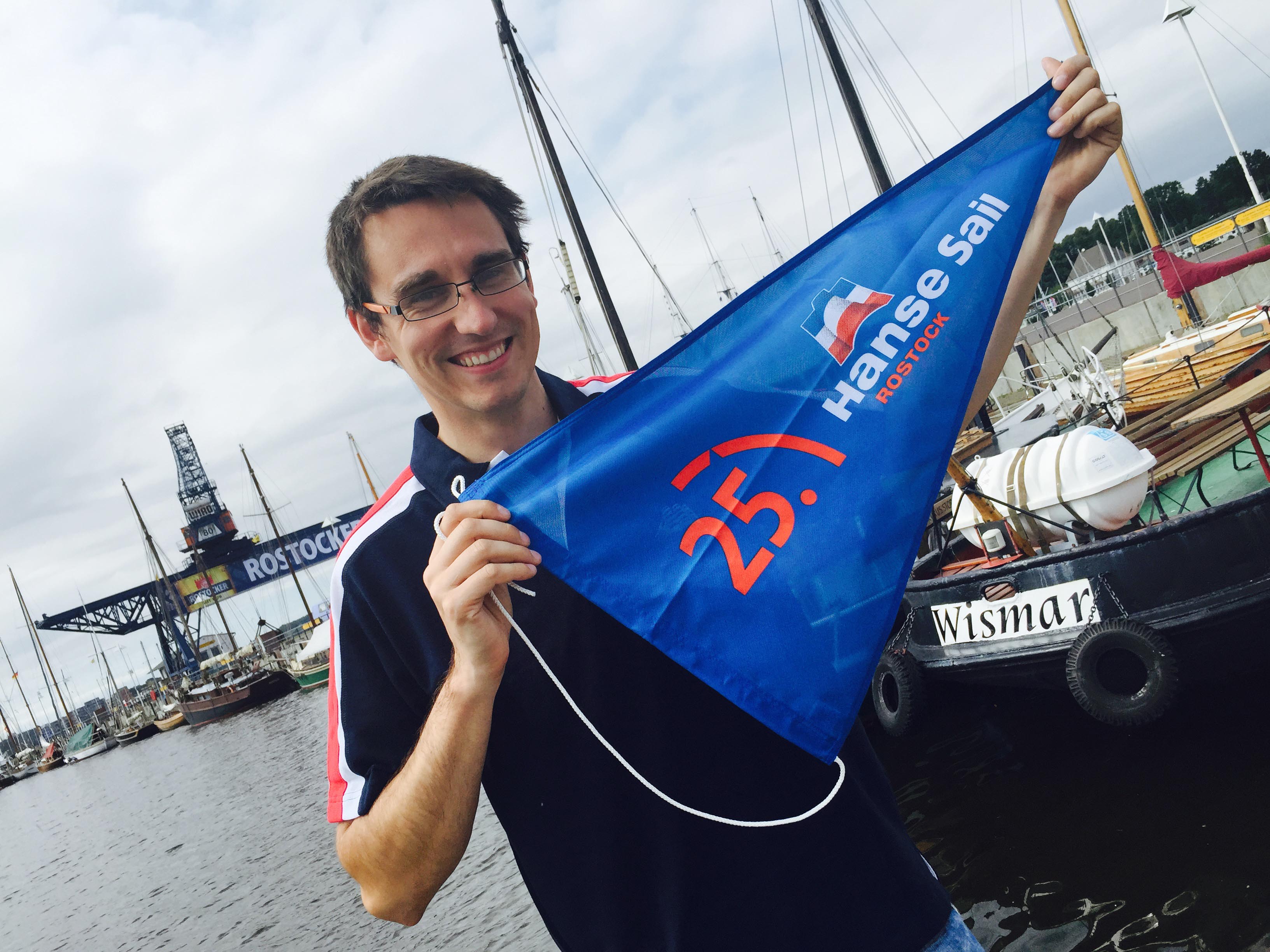 Zur Jubiläums-Sail: Wimpel, Polo-Shirts und Handtücher ...