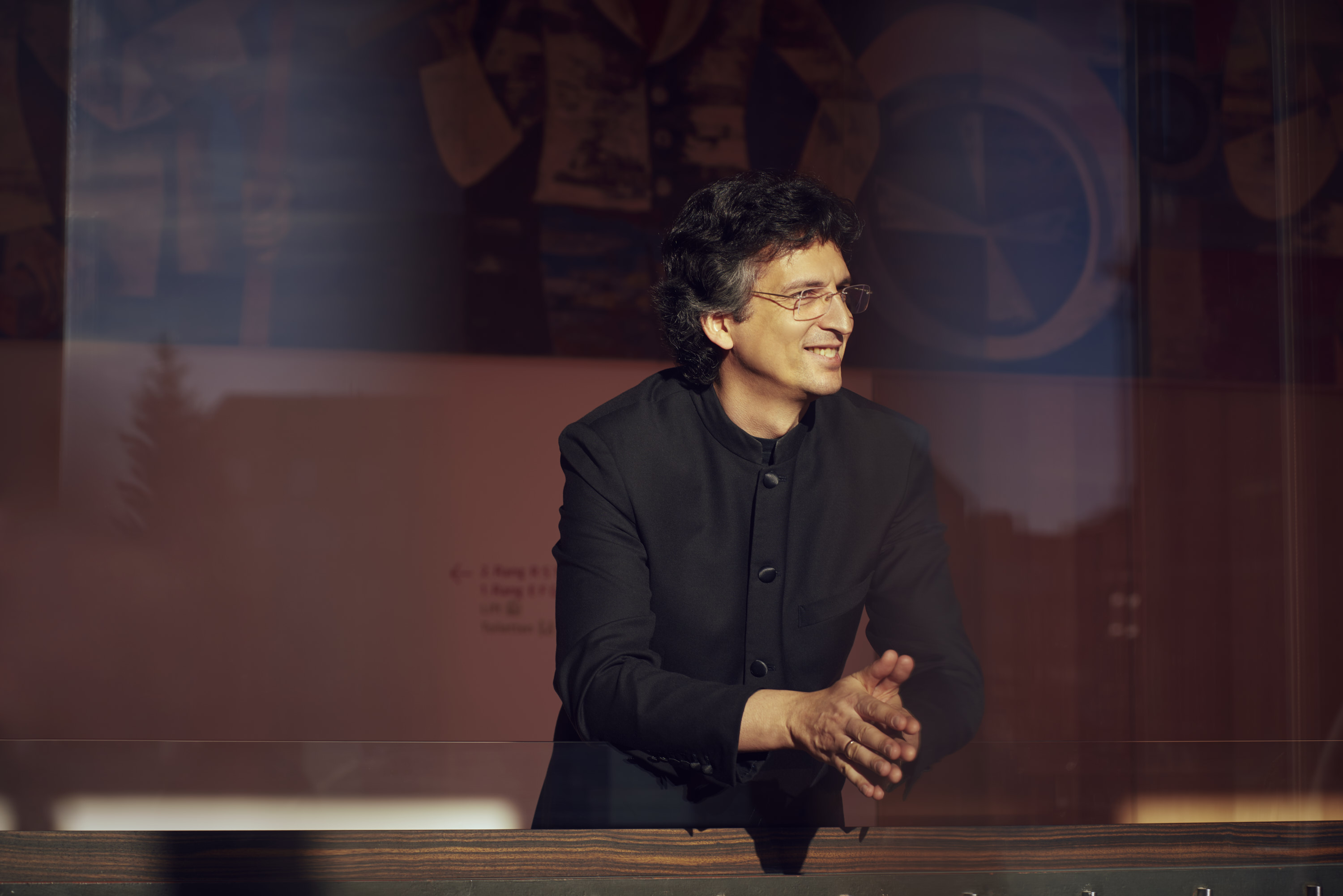 Chefdirigent Michael Sanderling nimmt mit Strauss' Alpensinfonie ...