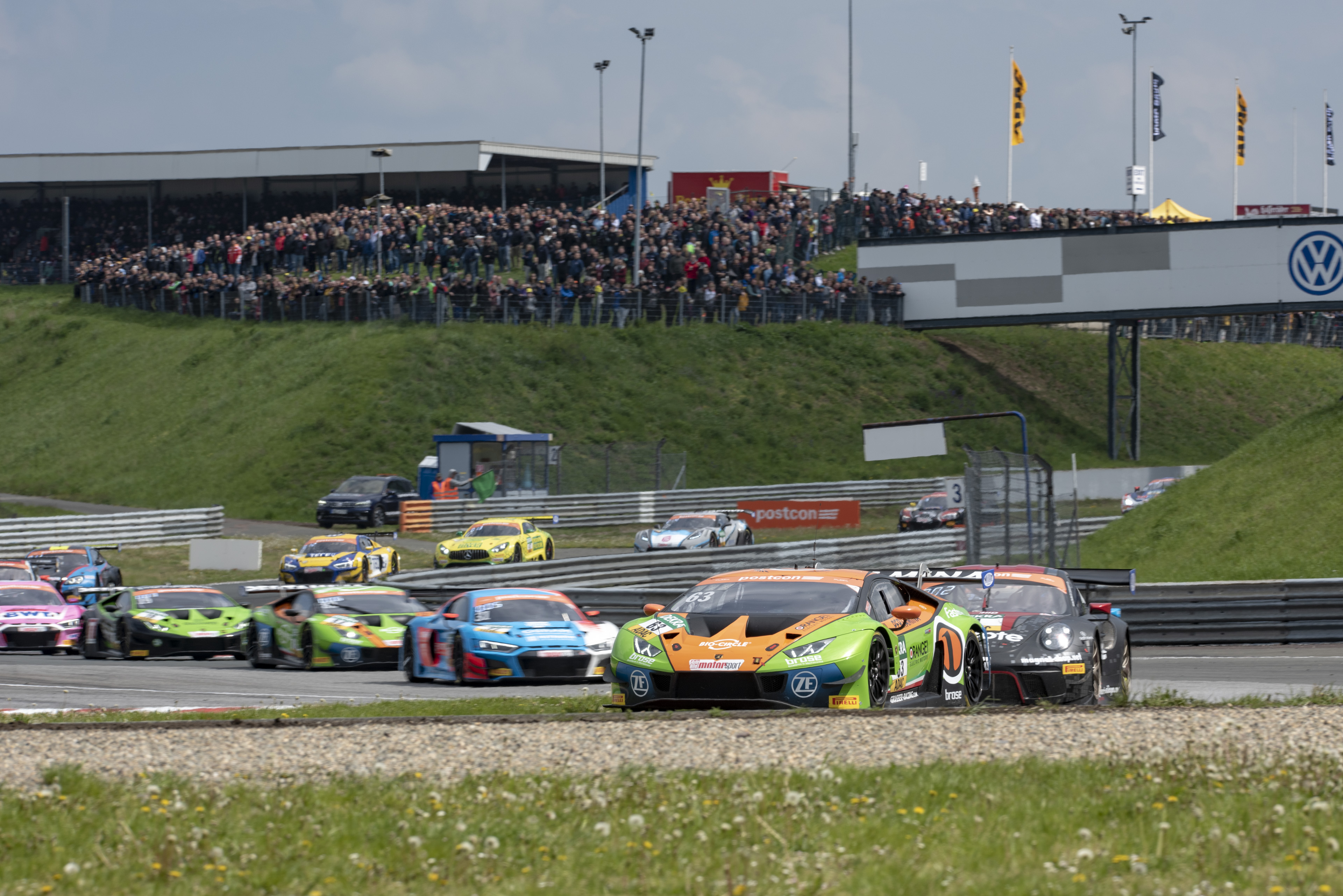 Saisonauftakt mit Weltpremiere beim ADAC GT Masters, Motorsport Arena ...