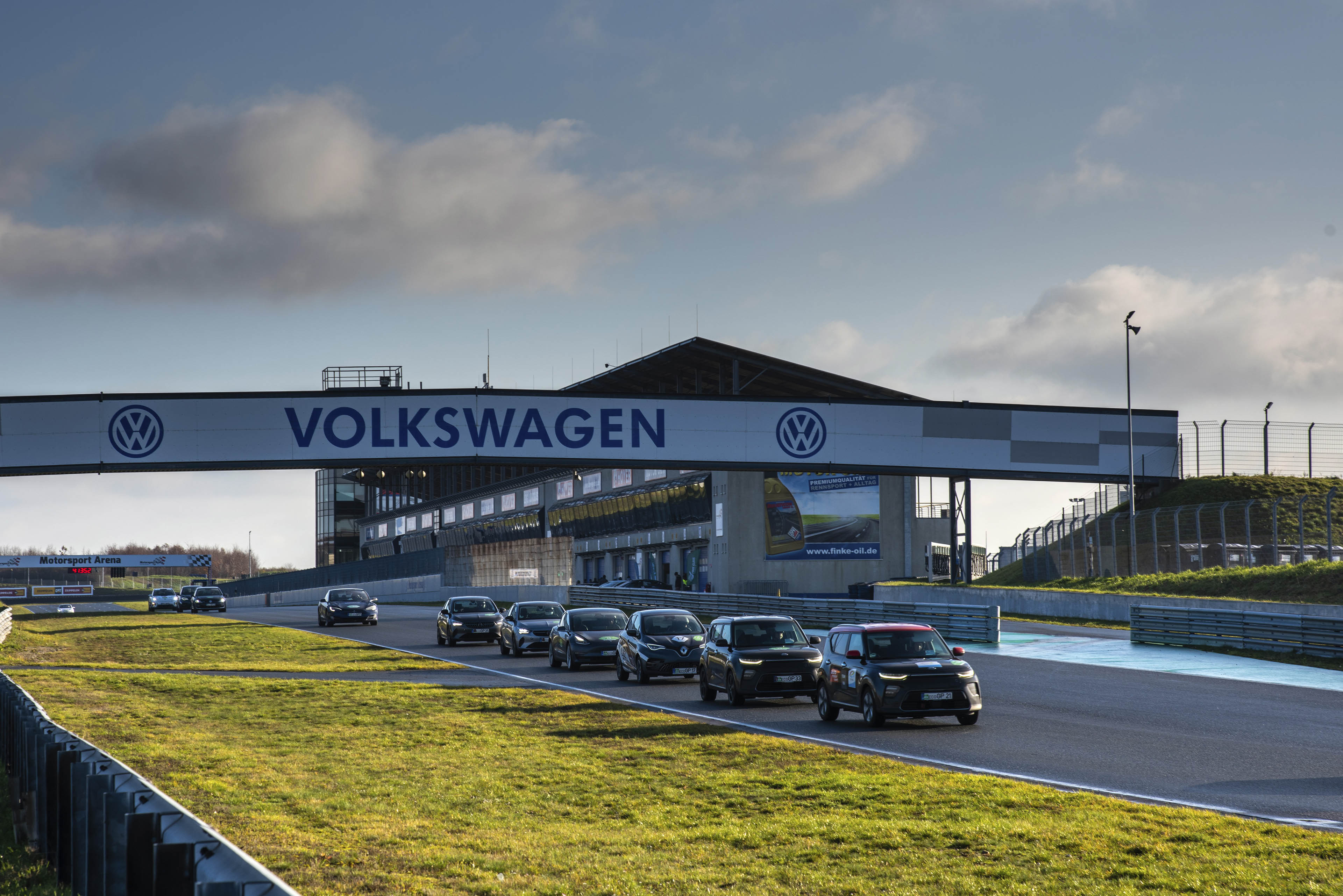Oschersleben: Mit Elektroautos in 24 Stunden einmal um die Welt ...