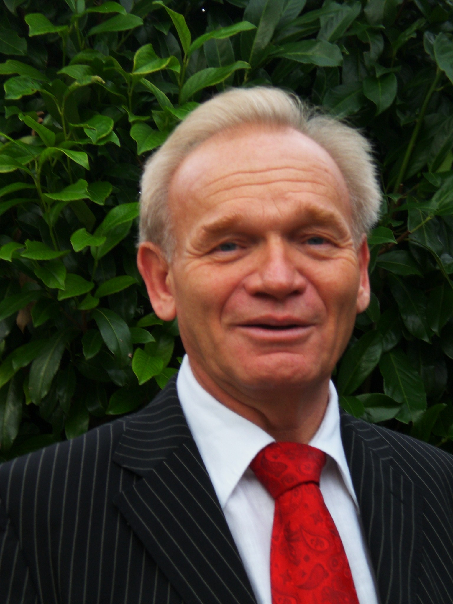 Professor Dr.-Ing. Martin Eigner mit der Goldmedaille und Ehrenurkunde ...