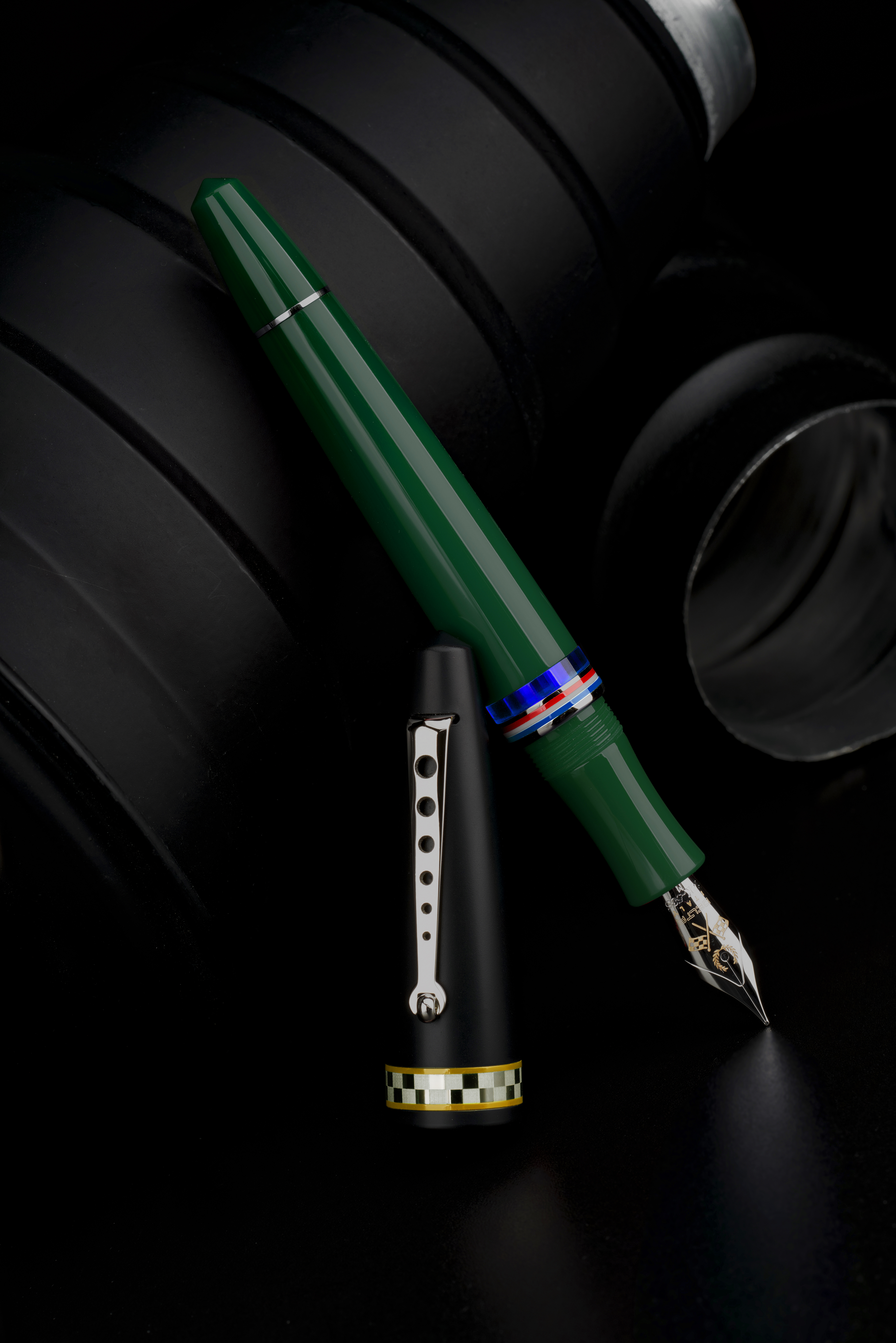 Tinte und Benzin im Blut – Die Liebe zum Detail eint Motorsport und ...