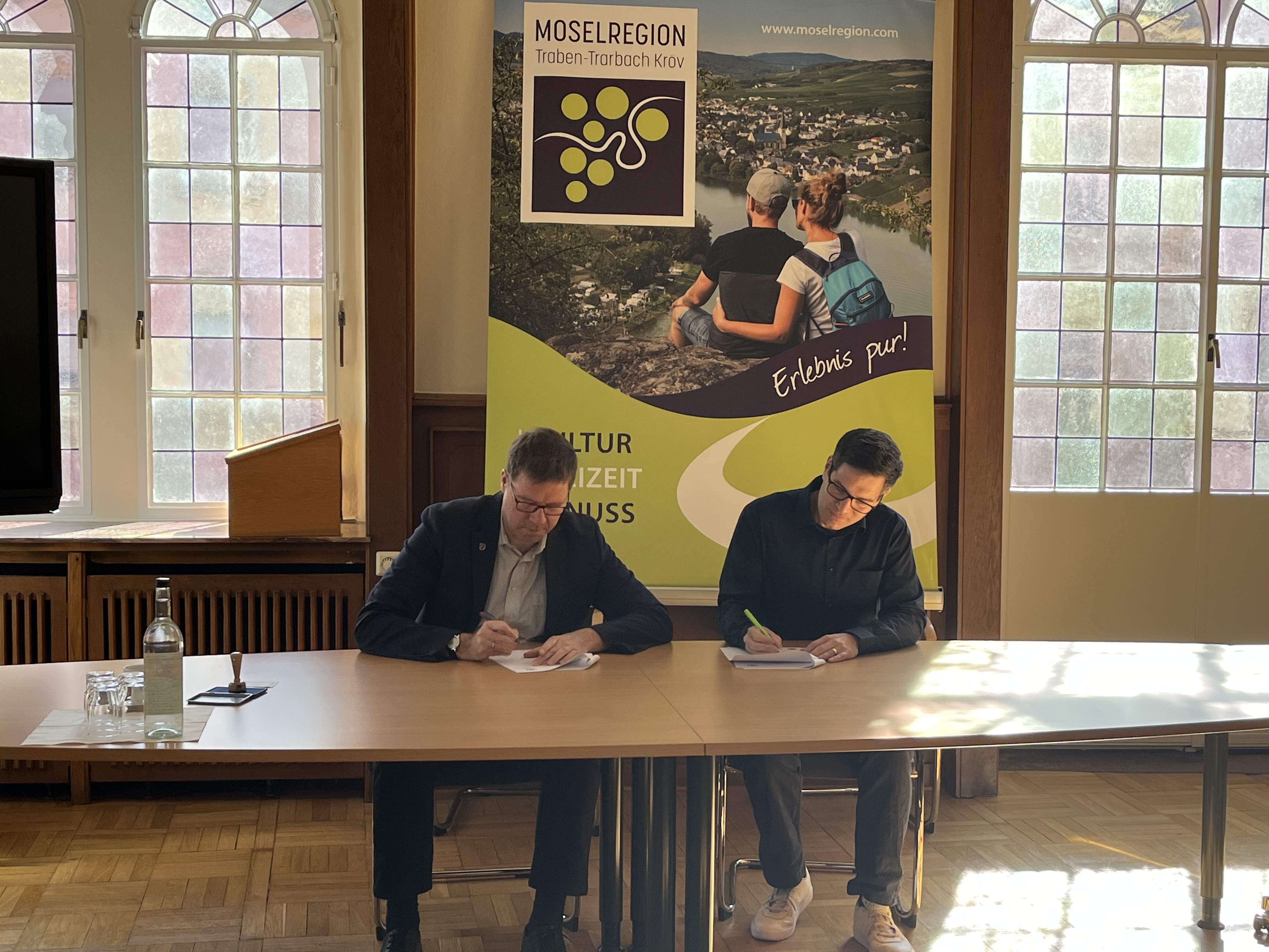 Vertragsunterzeichnung zwischen Verbandsgemeinde Traben-Trarbach und ...