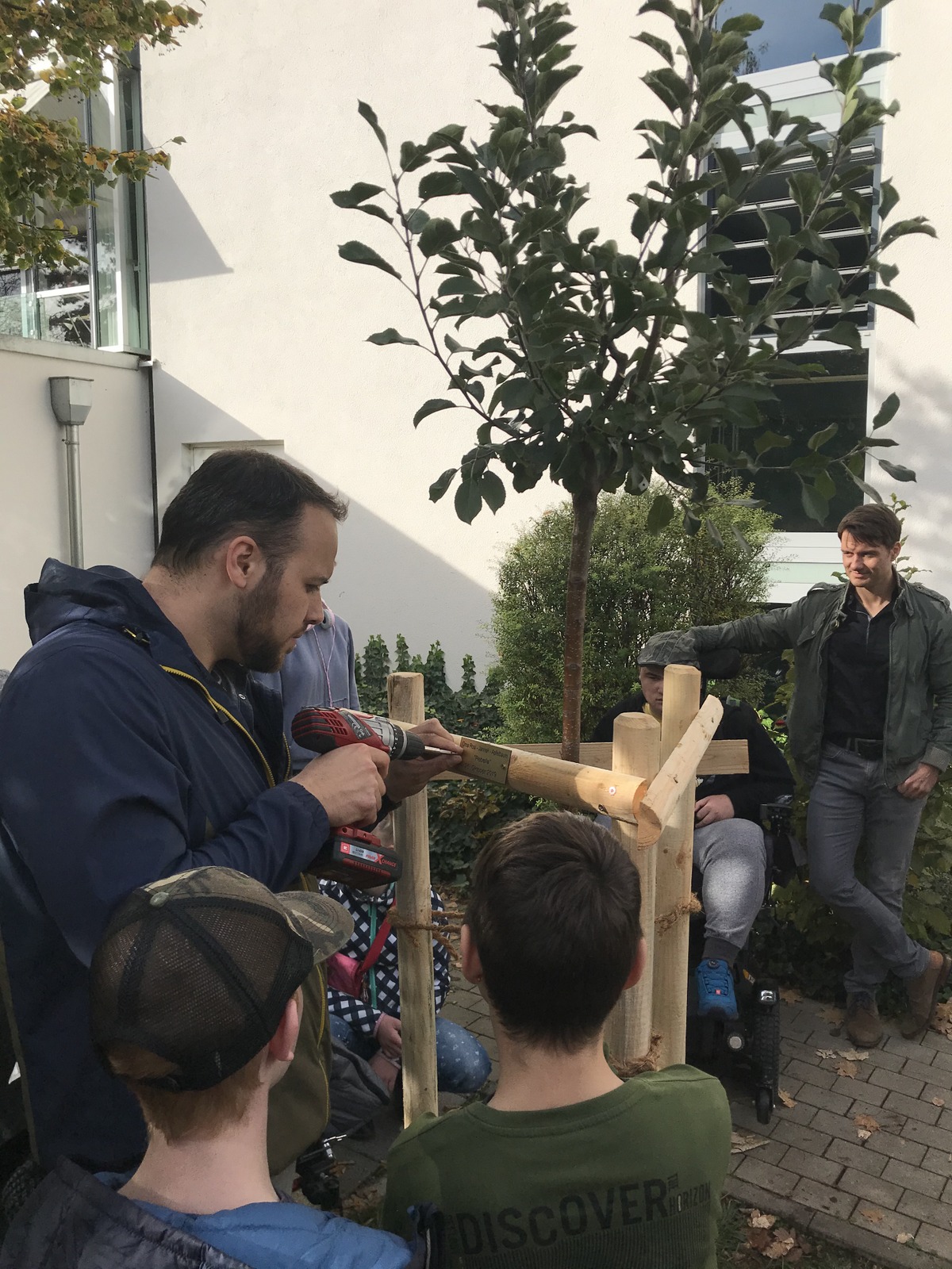 Landenberger Schule bekommt einen Apfelbaum geschenkt!, Toskanaworld AG ...