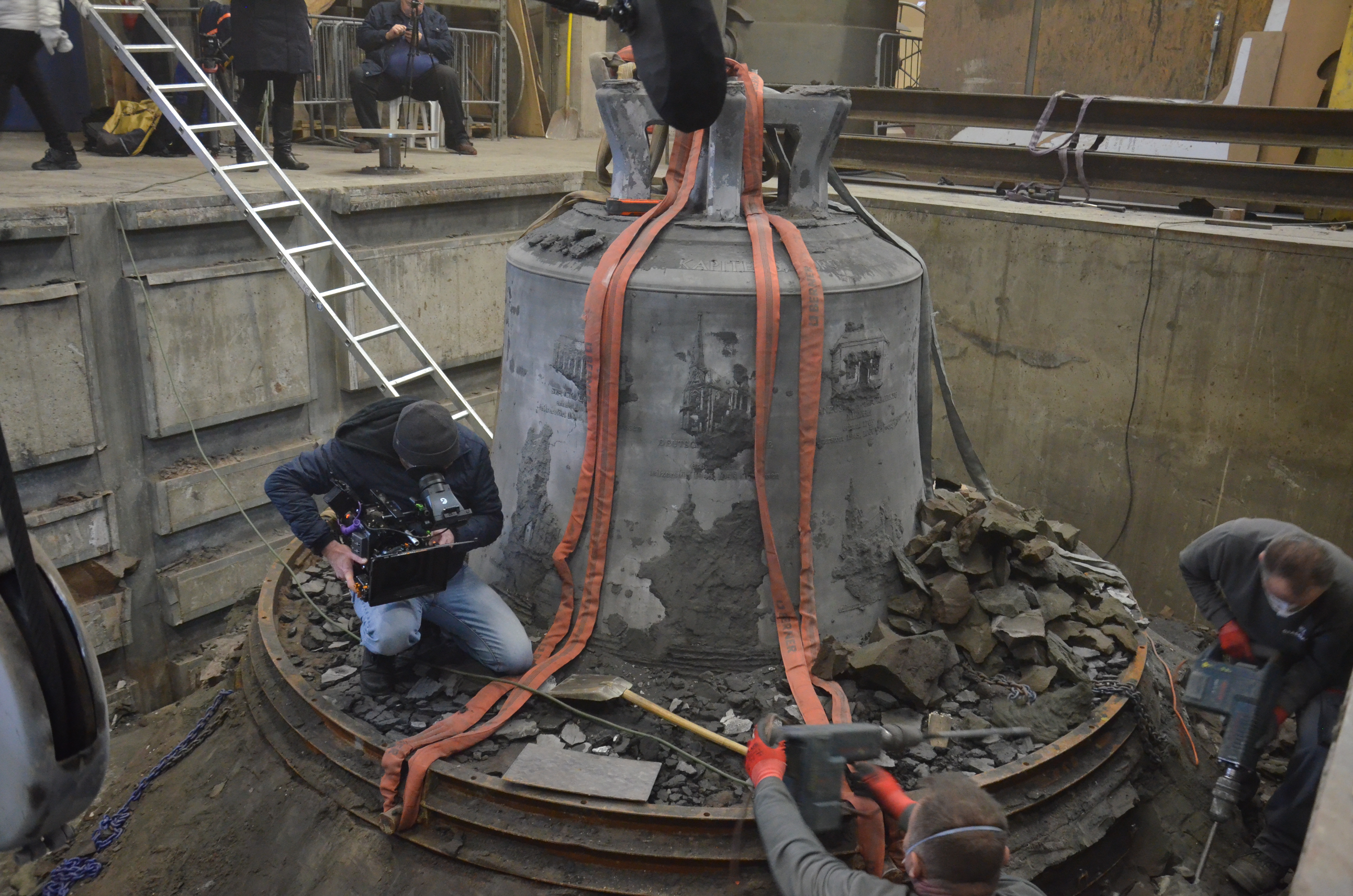 Zweitgrößte Glocke Deutschlands für den Magdeburger Dom ausgepackt ...
