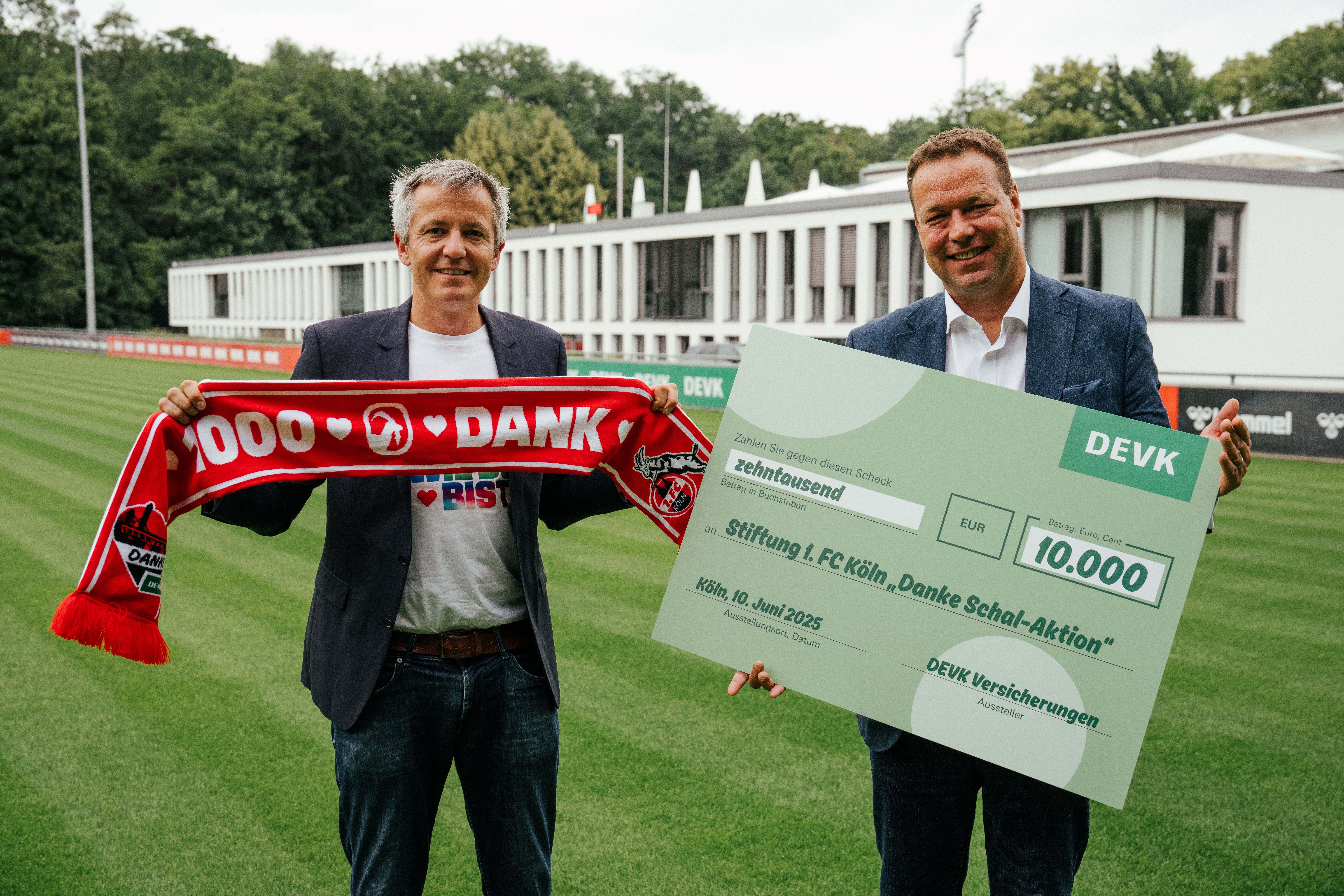 Für den guten Zweck: DEVK spendet 10.000 Euro an die FC-Stiftung, DEVK ...