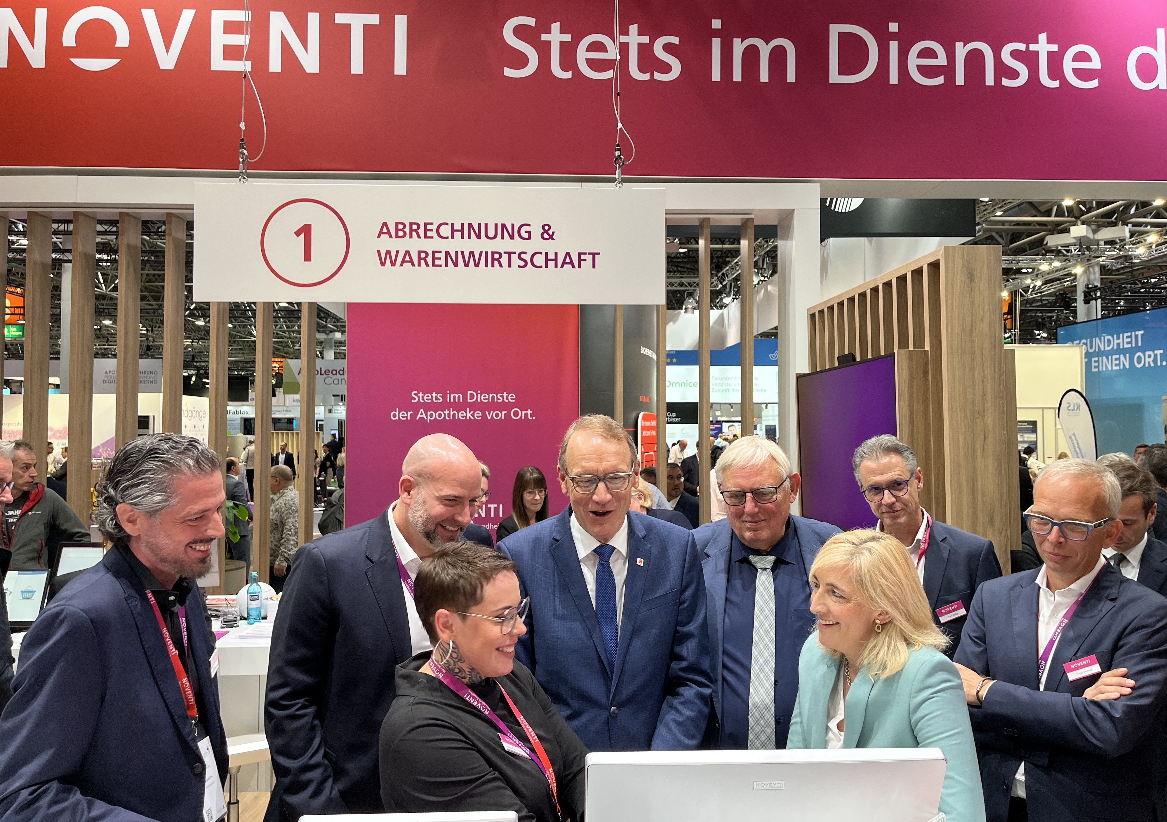 Nina Warken lässt sich auf der expopharm PROKAS und die Liquiditätslösung cashManager zeigen ...