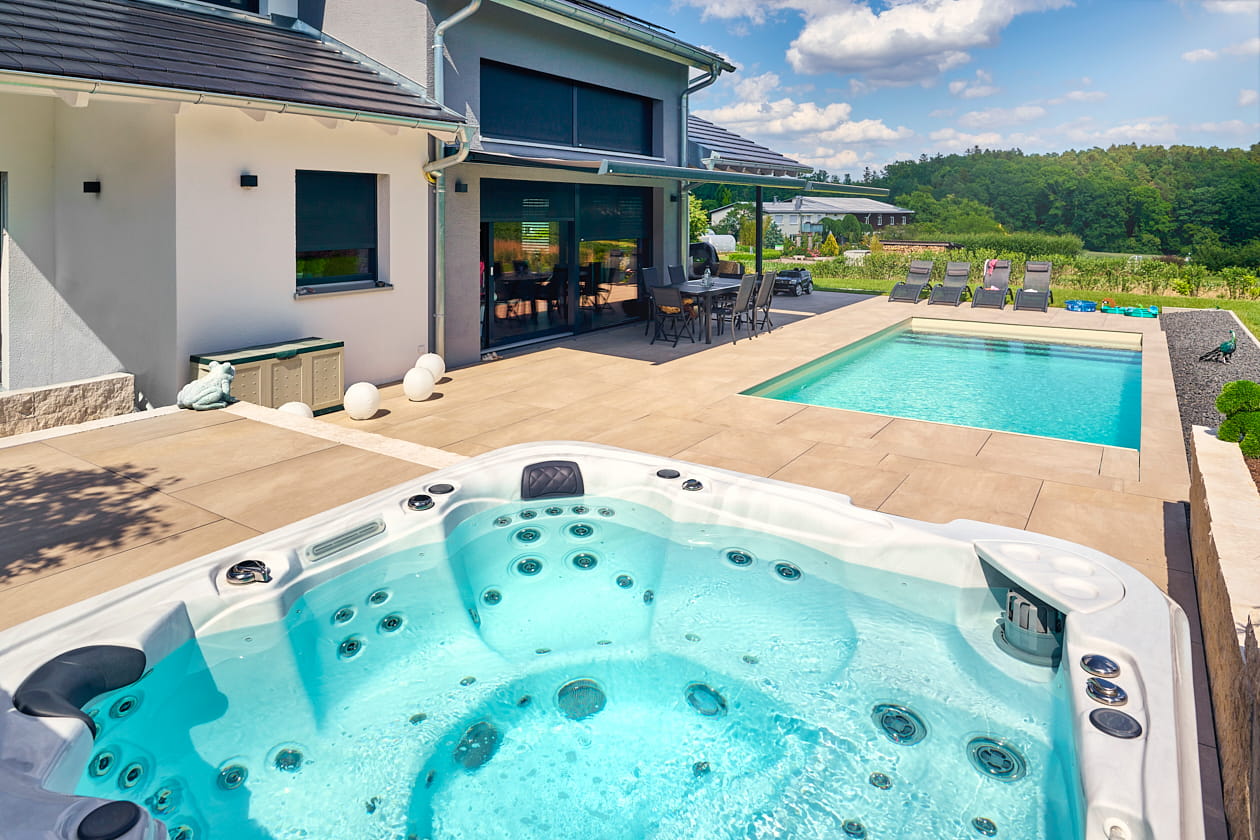 Profisportler regenerieren im Outdoor Whirlpool, Whirlpool Center GmbH ...