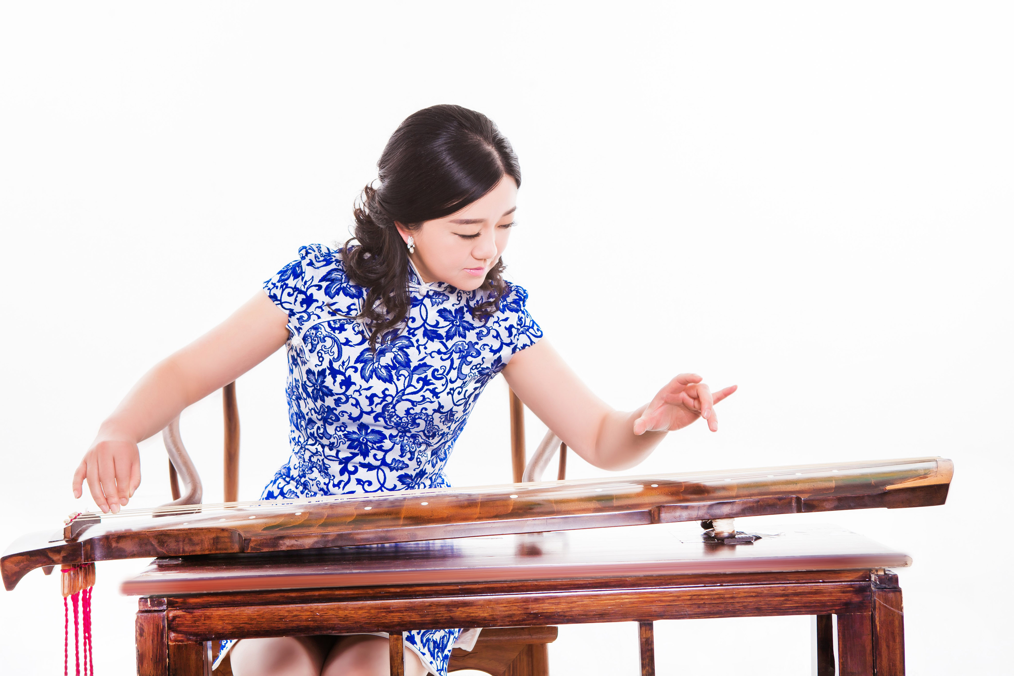 Klingendes Weltkulturerbe: Peng Peng Li an der Griffbrettzither ...