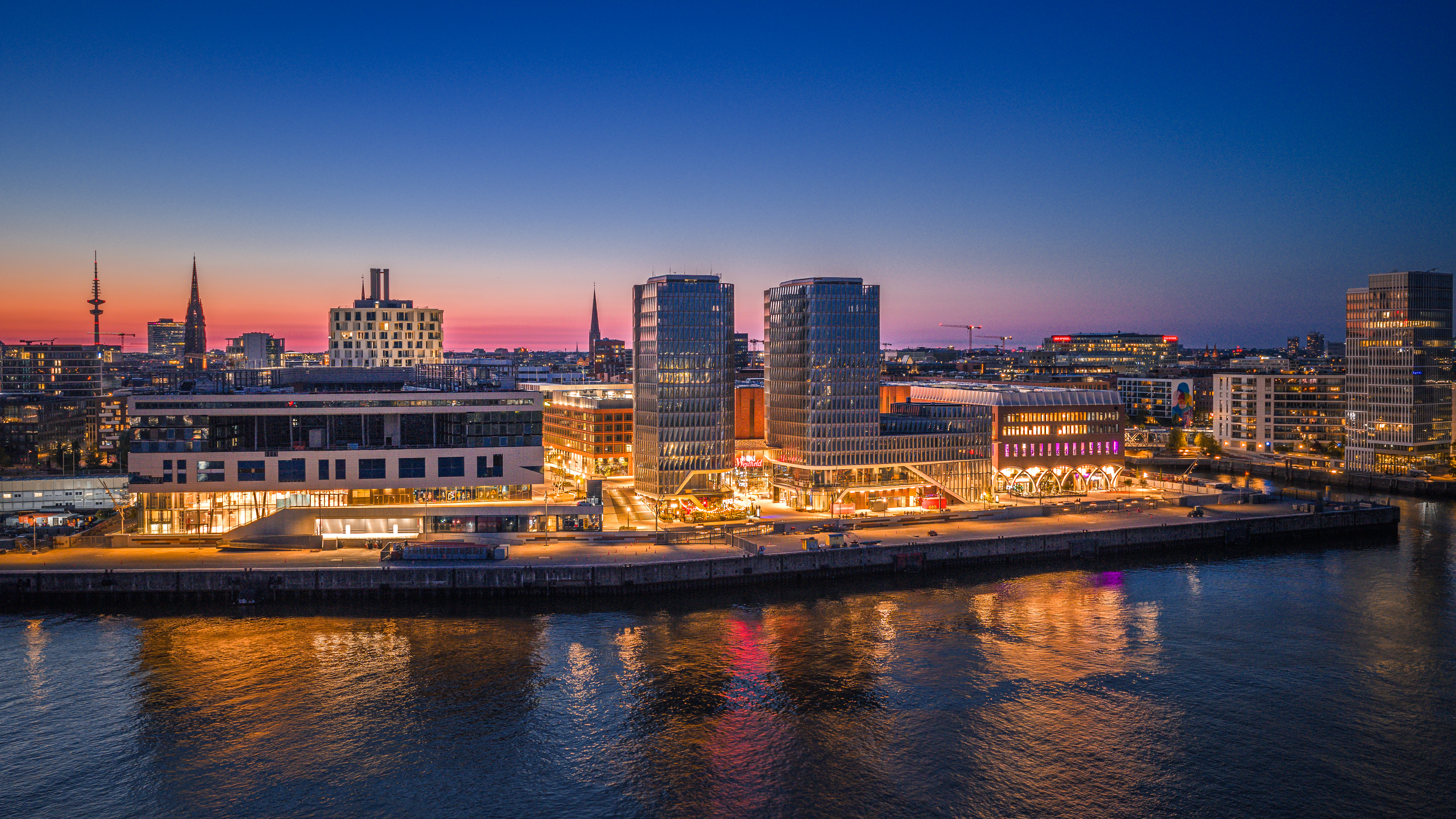 Die MSC Poesia läuft zum ersten Mal das Cruise Center HafenCity in ...