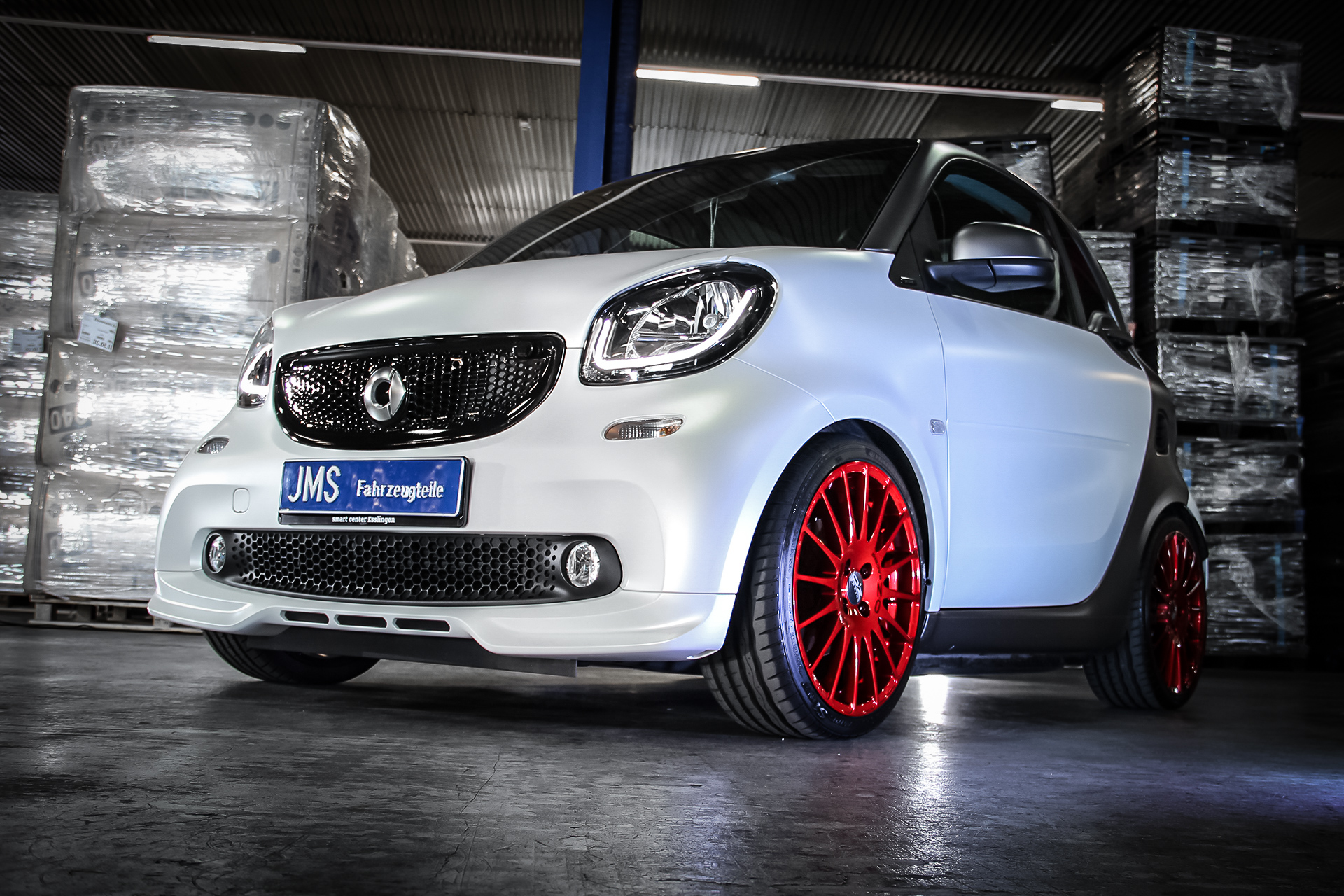 Modernizing the microcar: Smart Fortwo 453 with OZ light alloy wheels ...