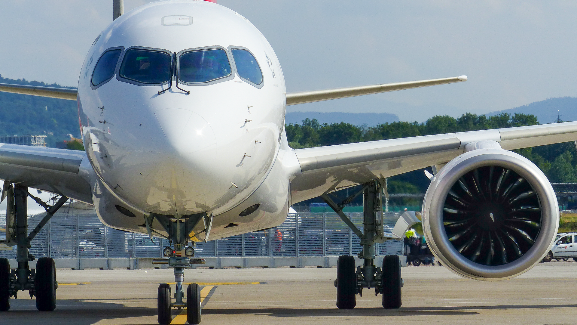 PilotsEYE.tv - LONDON CITY | CS100/Airbus A220 SWISS "WATER LAND ...