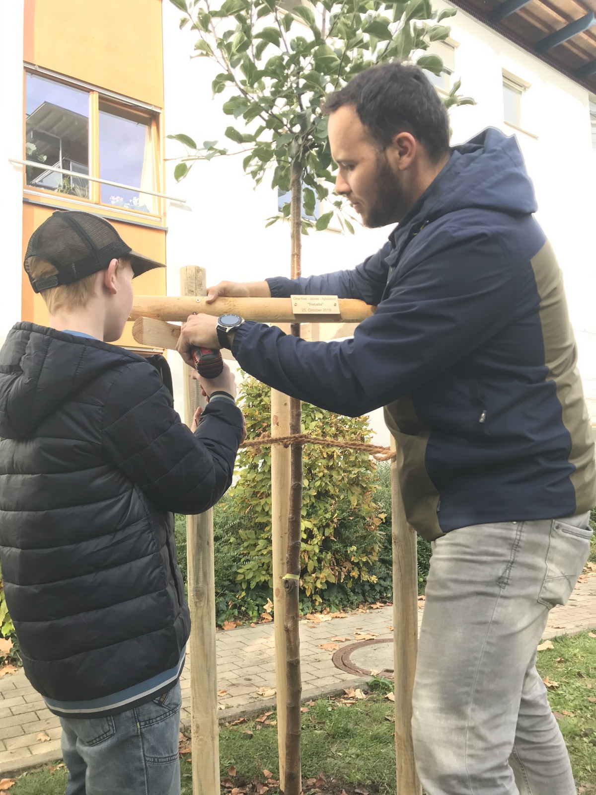 Landenberger Schule bekommt einen Apfelbaum geschenkt!, Toskanaworld AG ...
