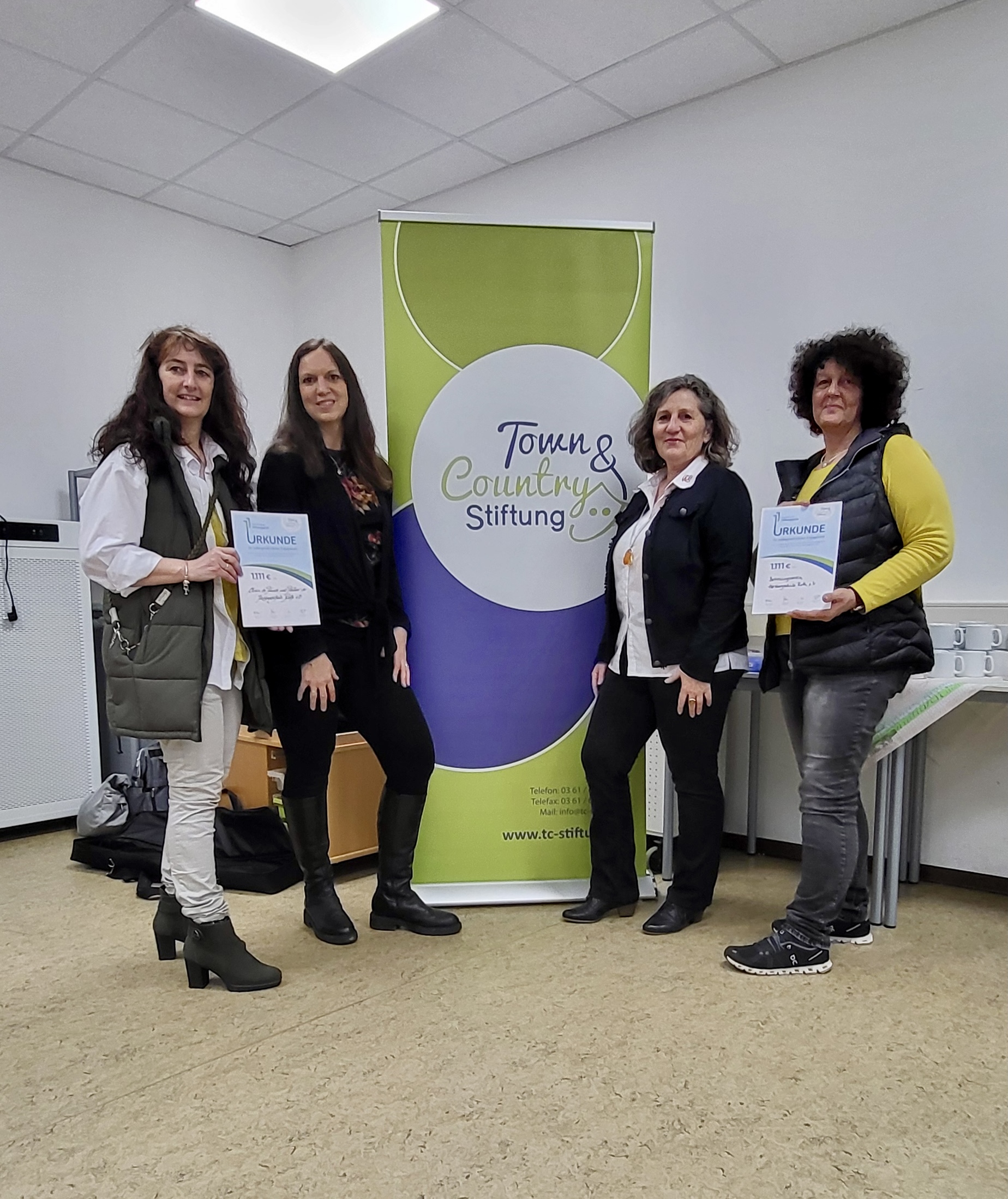 2 mal 1.111 Euro für die Herzbergschule Roth, Town & Country Stiftung ...