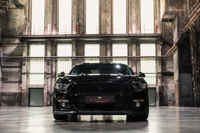 Flash Red fürs Pony Car: Ford Mustang auf Barracuda Project 3.0-Rädern ...
